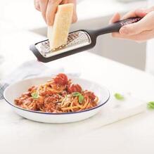 Tupperware -Pasta larga con salsa de tomates